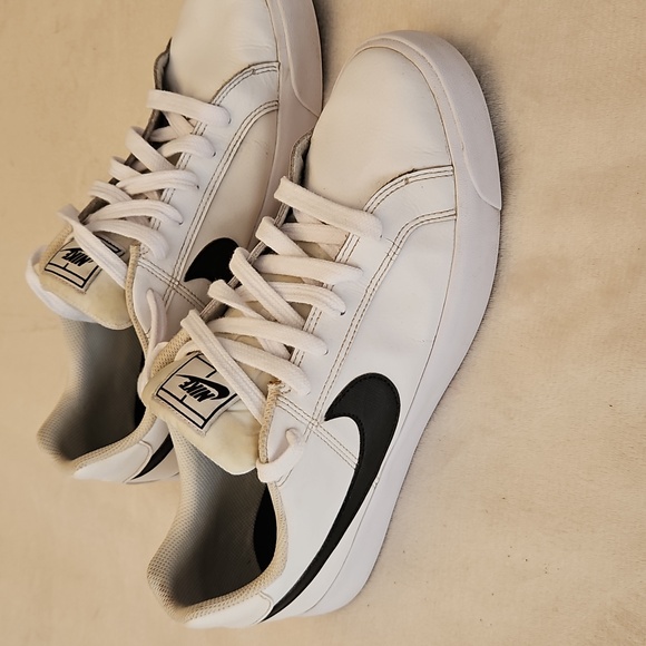Nike | Shoes | Guc Mens Nike Classic White And Black Lowtop Sneakers ...
